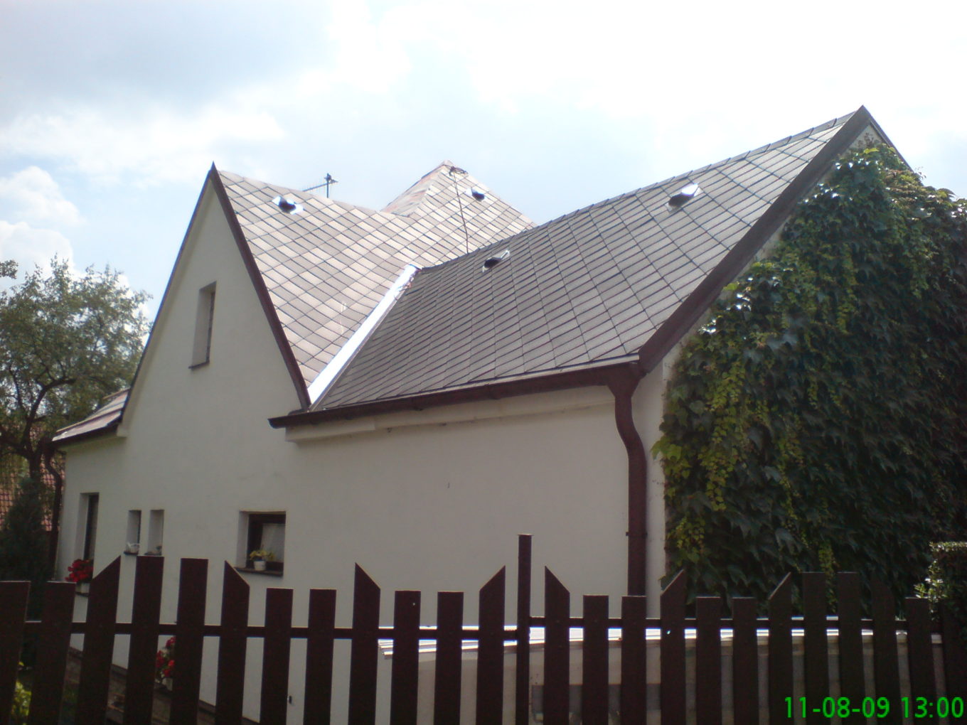 Montáž a instalace střešní tašky Betternit. Betternit je ...